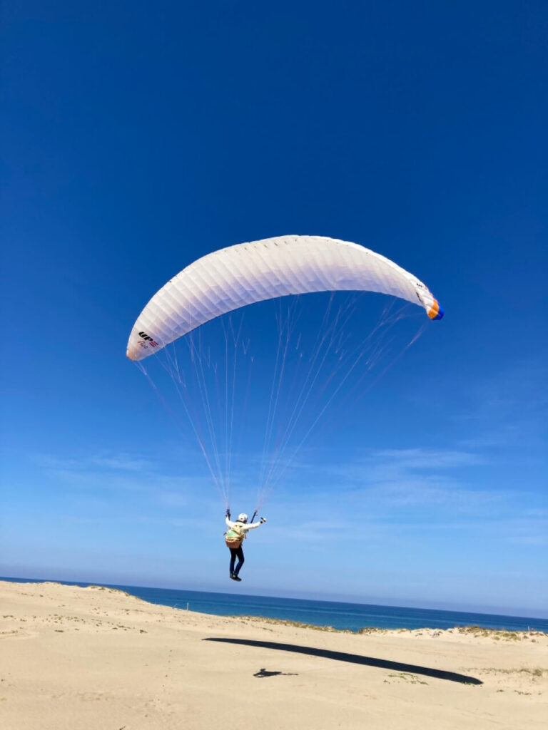 小学1年生が1人で飛べたパラグライダー。関西からも近い鳥取砂丘はパラグライダー体験をするのにおすすめ値段も一緒にご紹介 | ふみの一緒に子育て